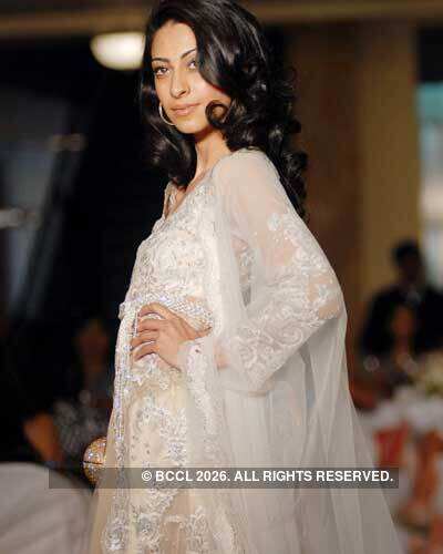 Poonam Nath showcases Suneet Varma's creation at a fashion show in New ...