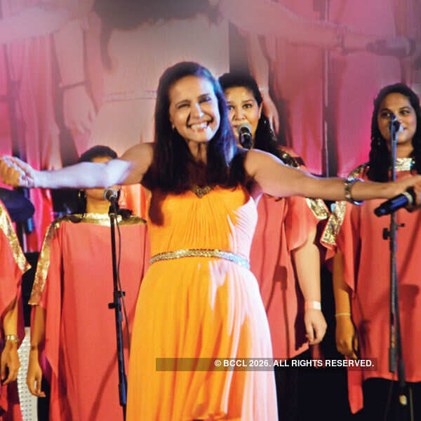Sharon Prabhakar and a group of singers at the finale - Photogallery