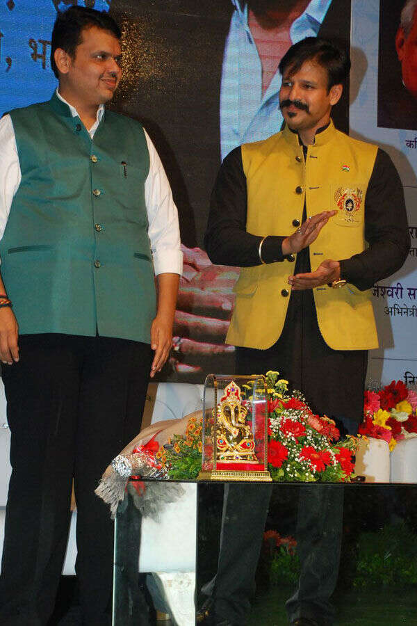 Devendra Fadnavis, Vivek Oberoi, Rajeshwari Sachdev, Udit Narayan and ...