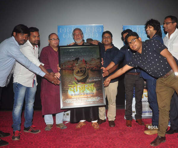 Team of the movie pose for the camera during the trailer and song ...