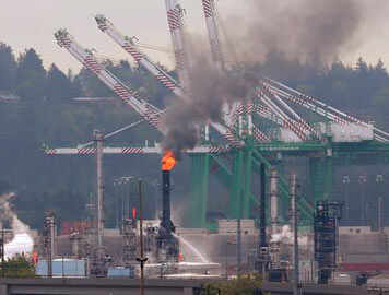 Washington: Smokestack shoots fire at oil facility