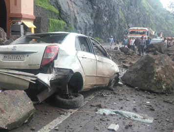 Landslide at Mumbai-Pune Expressway, 3 dead