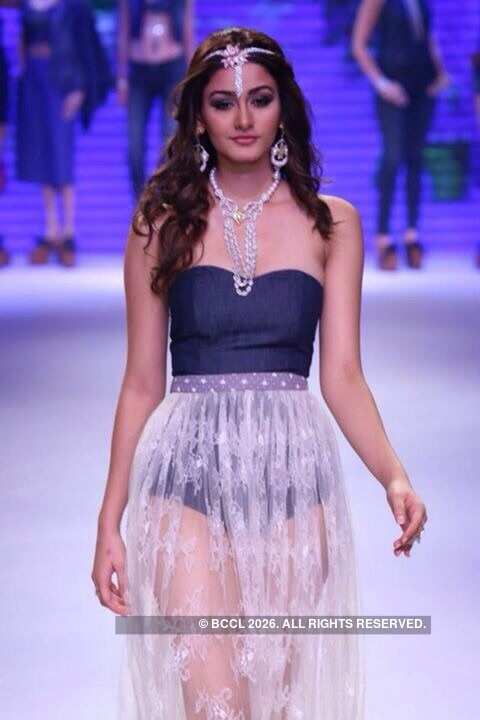 Dazzling showstopper for IIJW: Miss India 2015 Aditi Arya