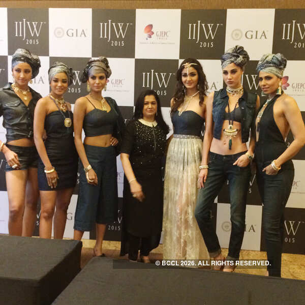 Dazzling showstopper for IIJW: Miss India 2015 Aditi Arya