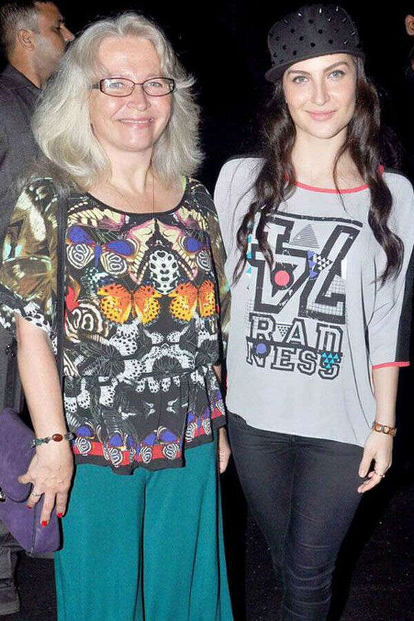 Elli Avram looks as charming as her mother