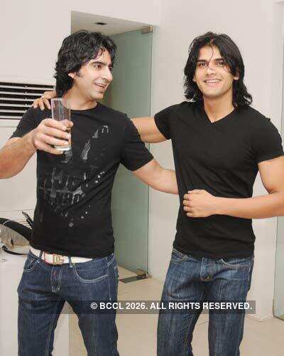 Shefali Talwar and Sunil Sethi during Madhu V art show at Pallete art ...