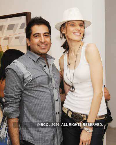 Shefali Talwar and Sunil Sethi during Madhu V art show at Pallete art ...