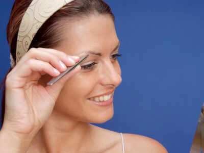 This is the right way to tweeze your eyebrows
