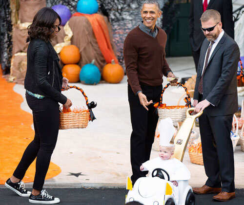 US President Obama meets mini pope, minion, and others at White House