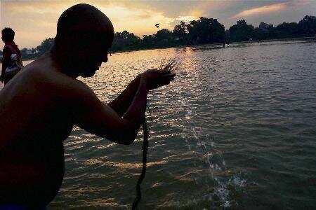 Dry Falgu river posed challenge for Chhath devotees