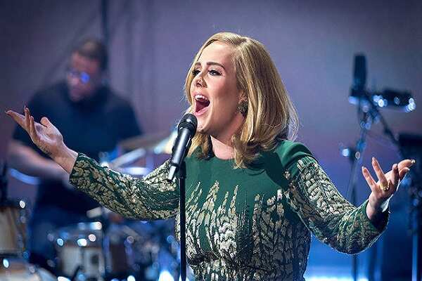 Adele debuts comic skills in 'Saturday Night Live' appearance