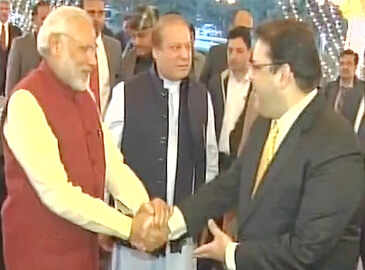 PM Modi meets Nawaz Sharif’s family at his ancestral home