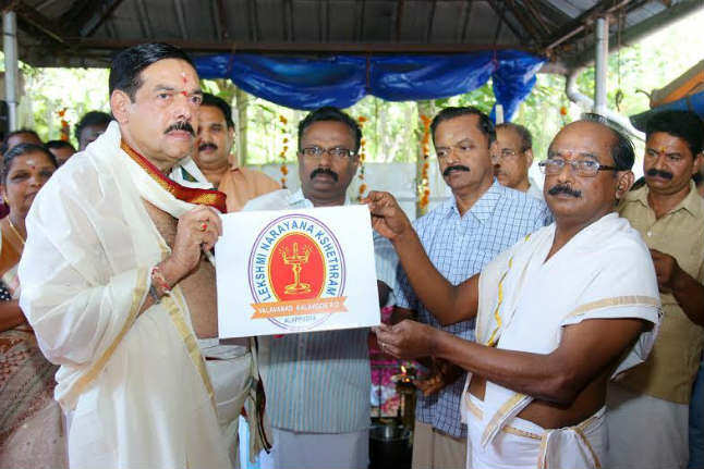 Manohar H Tahsildar offers prayer after becoming Karnataka minister