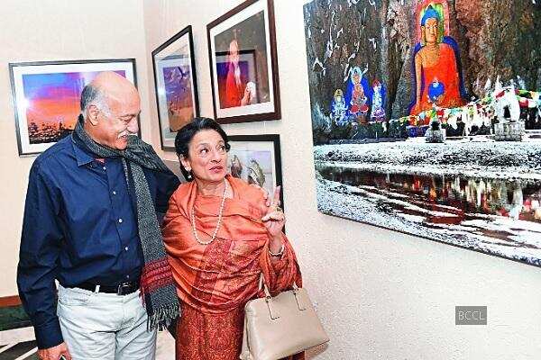 Tanuja turns up for brother’s photo exhibition in Delhi