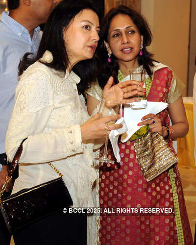 Shibani Chawla, Deepika Jindal at Meenakshi Salve's exhibition at DLF ...