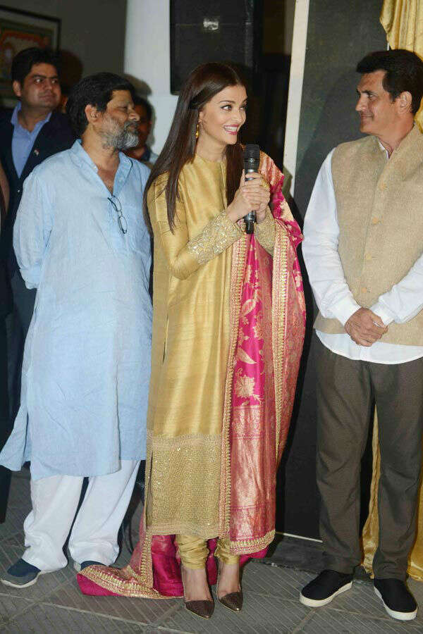 Sarbjit: Poster launch- The Etimes Photogallery Page 12