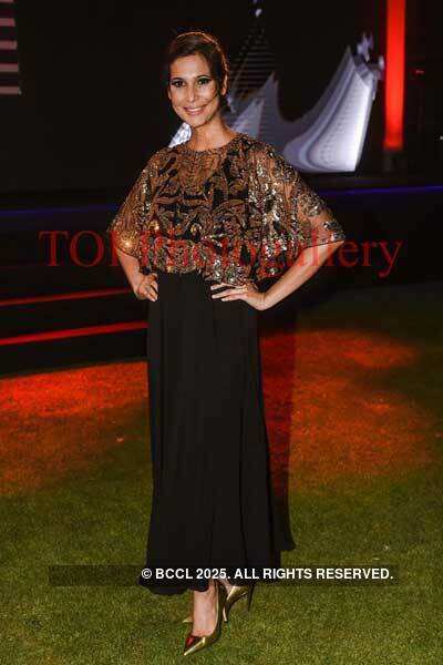 Beauty queens sizzles at the red carpet of TOIFA 2016