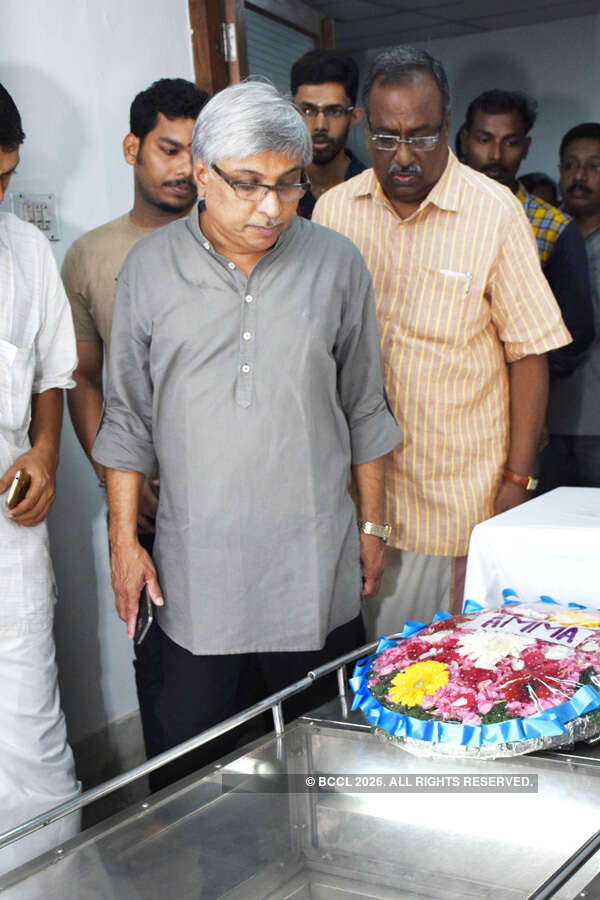 Kamal pays his last respects to actor Jishnu Raghavan in Kochi ...
