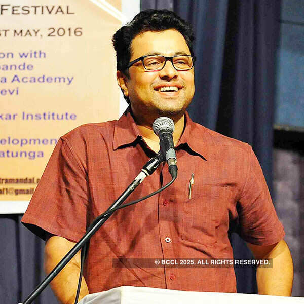 Actor Subhodh Bhave speaks at the launch of Aparna Patil's new book ...