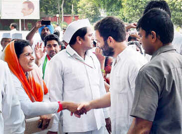 Congress workers perform ‘pooja’ for Rahul Gandhi on his 46th birthday