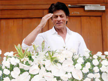 After intolerance remark, SRK plays it safe this time!
