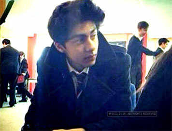 SRK's son Aryan turns commoner with friends at a touristy locale