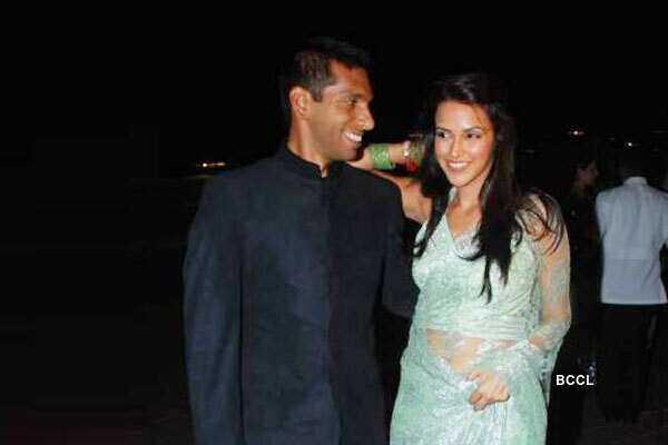 Arshad Warsi and wife Maria Goretti made an appearance in black at ...