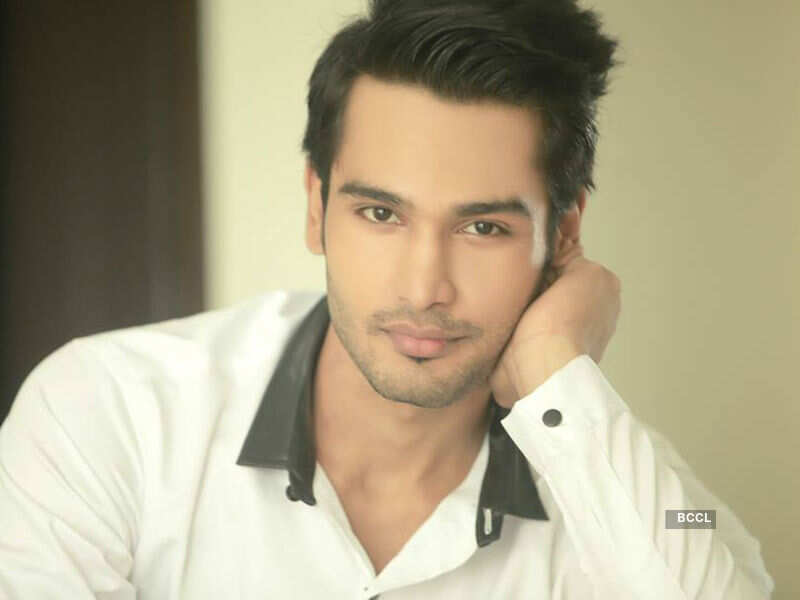 These rare pictures of Rohit Khandelwal are a visual delight!