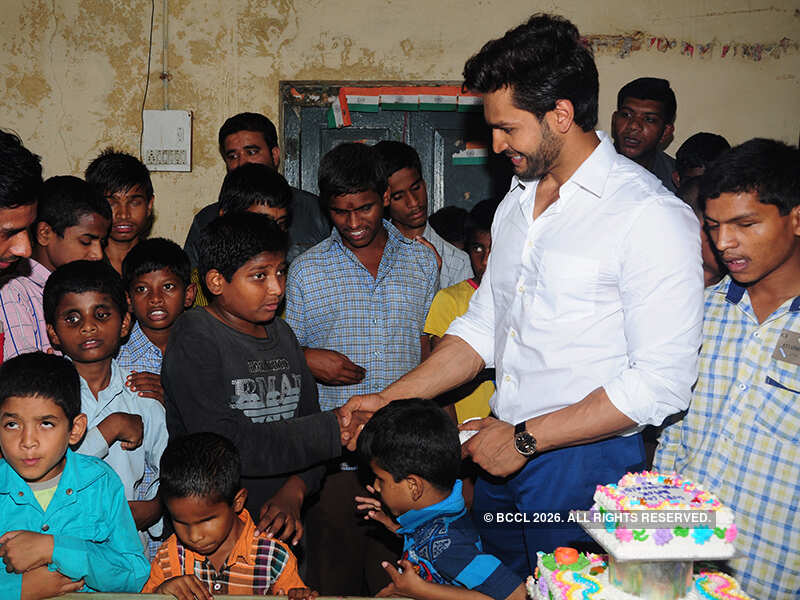 Mr World 2016 Rohit Khandelwal love kids and here's proof