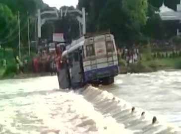 Bus got stuck while crossing an overflowing river, passengers safely ...