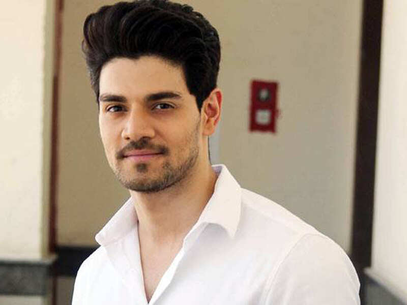 Suraj Sharma Girlfriend