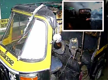 Mumbai: Auto rickshaw goes up in flames due to CNG leakage