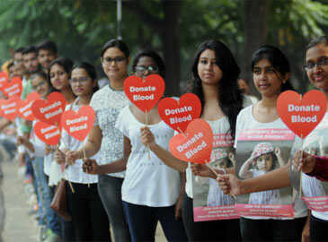 Human chain created to spread awareness on Blood Donation Day