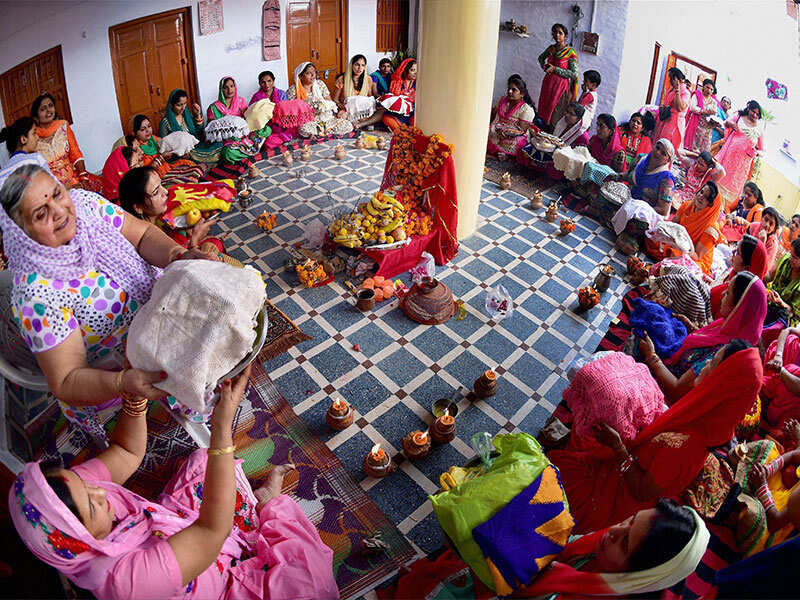 Women performing rituals on the occasion of Karva Chauth in Bikaner ...