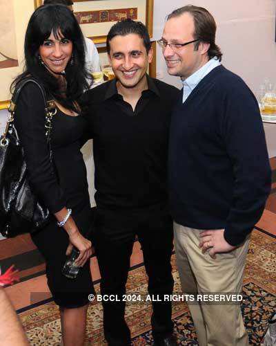 Gauri Talwar with Gautam Punj at Kalyani Chawla's exhibition at Nilgiri ...