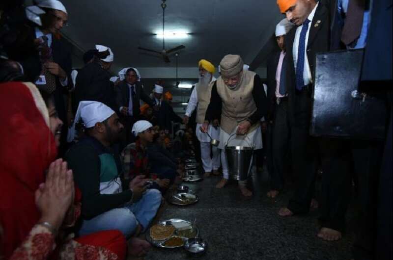 PM Modi serves langar at the Golden Temple