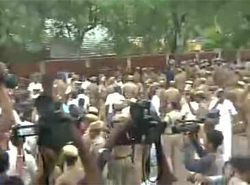 Scuffle breaks out between AIADMK workers and police outside Apollo Hospitals