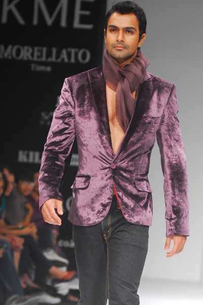 Harangad Singh walks the ramp with Ashmit Patel after displaying his ...