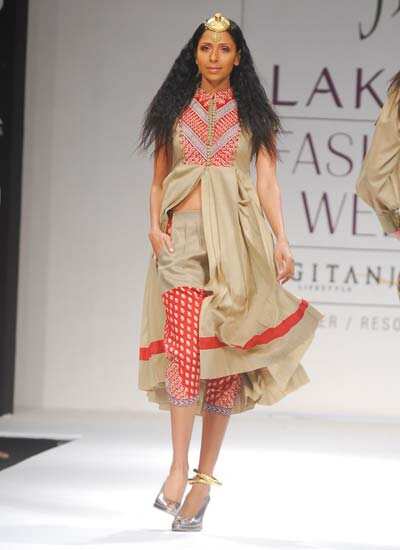 Sanea Sheikh displays a creation by designer VJ Balhara on Day 3 of ...