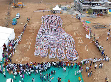 1290 students form a human chain to resemble ‘paduka’ for Guinness Record