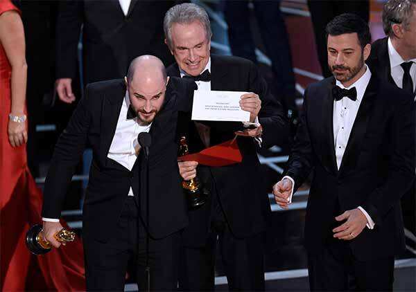 Social Humour: The biggest Oscar goof up ever has Twitter joking ...