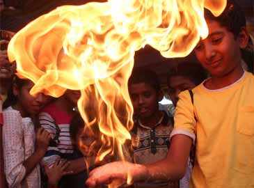 Watch: Live demonstration of scientific experiments wows schoolchildren ...