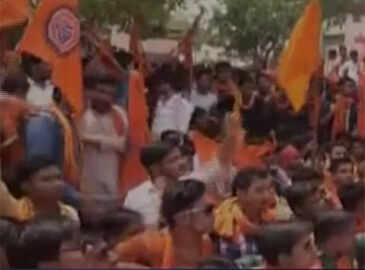 Agra: VHP, Bajrang Dal protest outside Taj Mahal