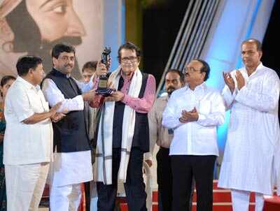Marathi Film awards: Chief Minister Ashok Chavan and Manoj Kumar