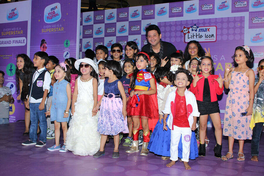 Swwapnil Joshi posing with little contestants during the grand finale ...