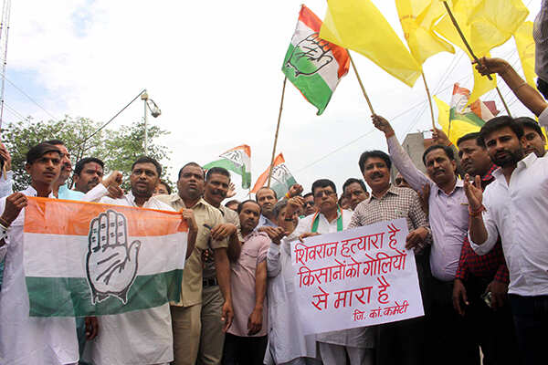Congress workers protest against the Madhya Pradesh government over the ... Congress workers protest against the Madhya Pradesh government over the ...