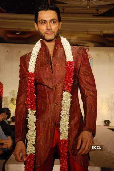 Model walks the ramp during Riyaz Gangji's show at 'Shagun 2010' at J ...