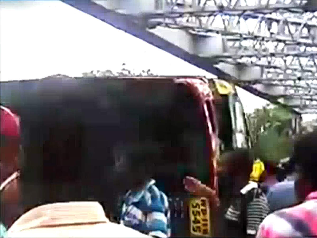 Kolkata: Mini bus overturns on Howrah Bridge, 2 killed, several injured