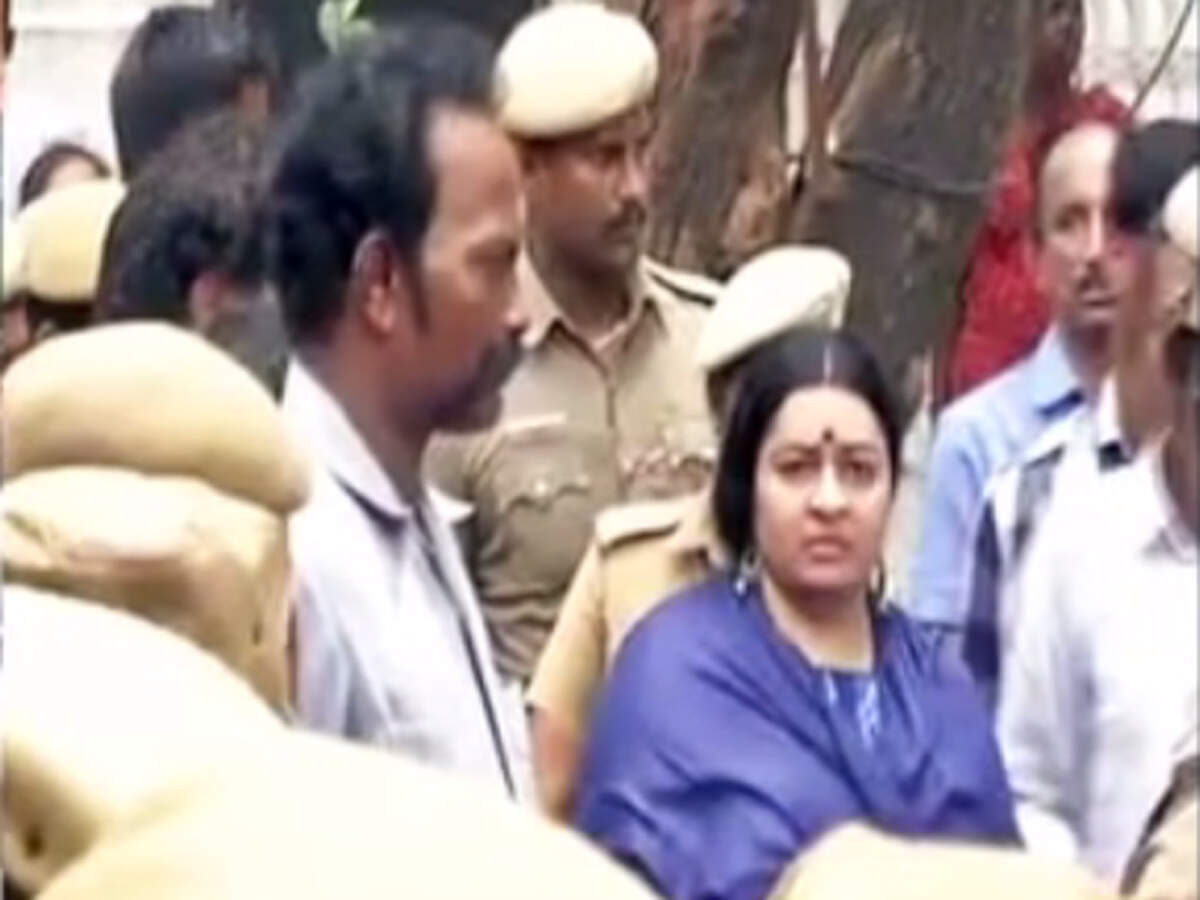 Chennai: Jayalalithaa's niece Deepa Jayakumar stopped at Poes garden