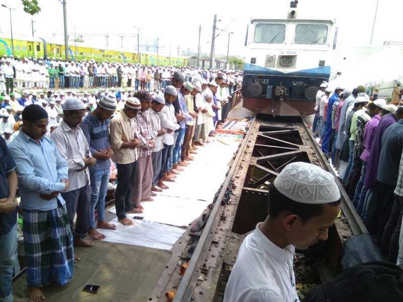 Watch: Muslims offer 'Alvida namaz' on railway track near Achchan Mian ...